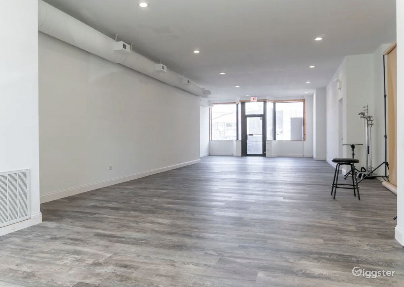 Bright, White Storefront Space in Wicker Park | Rent this location on ...