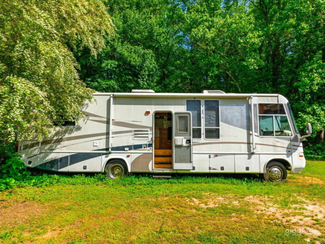 RV, Motorhome, Trailer Park, Rural Scenes | Rent this location on Giggster