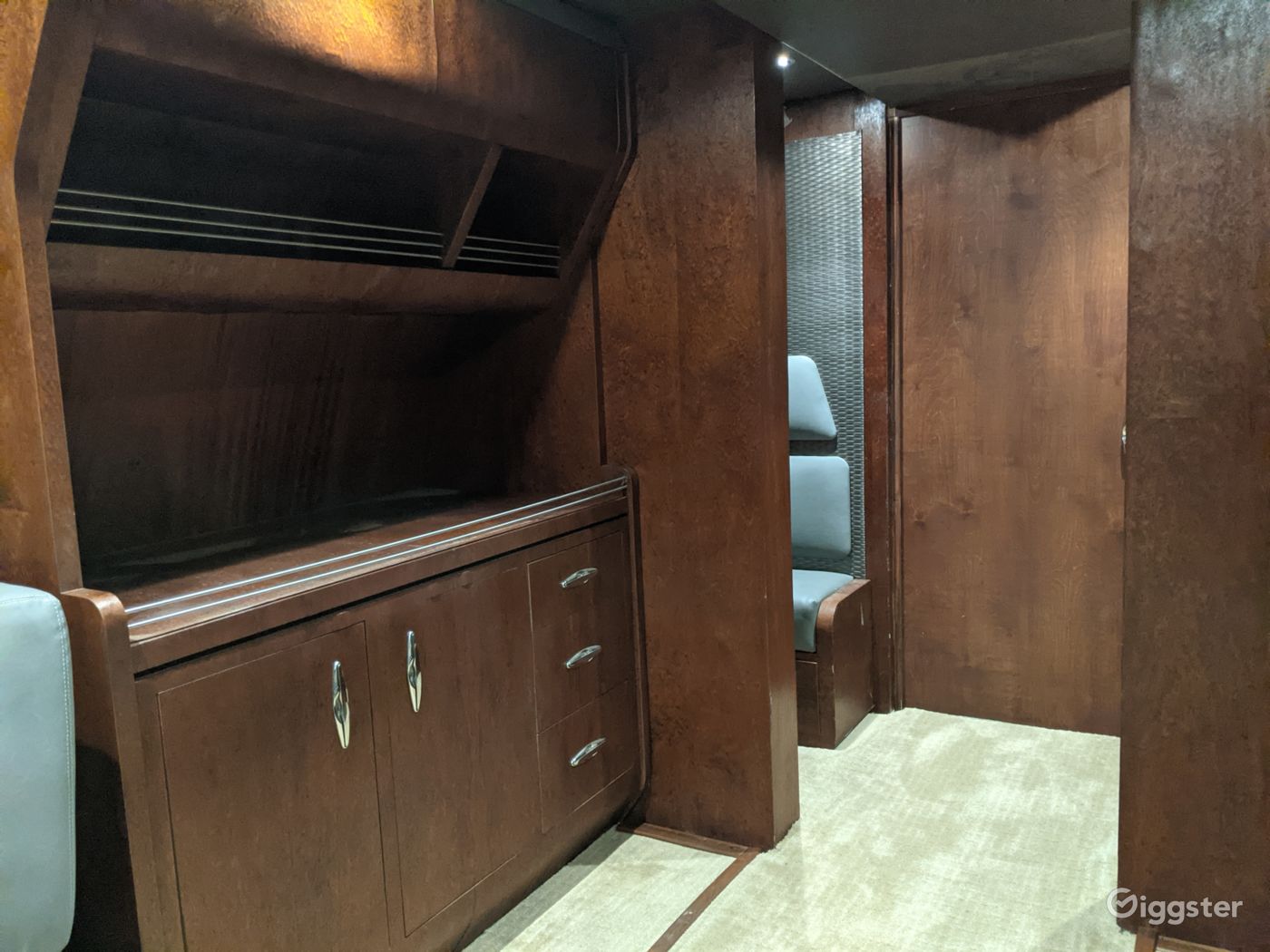 G4 Large Luxury Jet Airplane available for filming | Rent this location ...