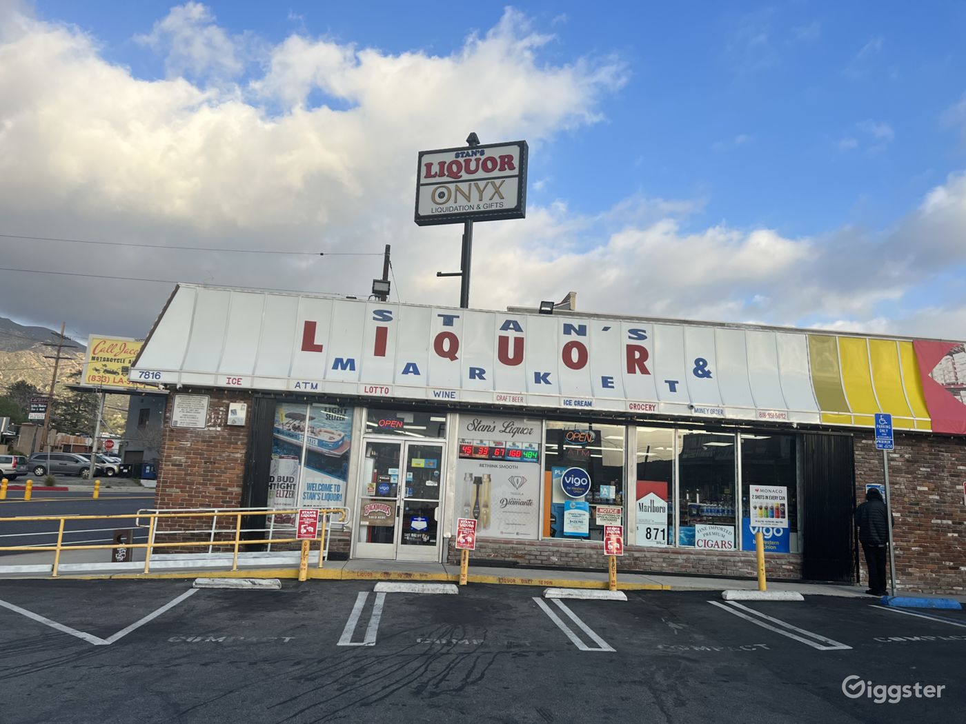 Liquor Store / Convenience Store | Rent this location on Giggster