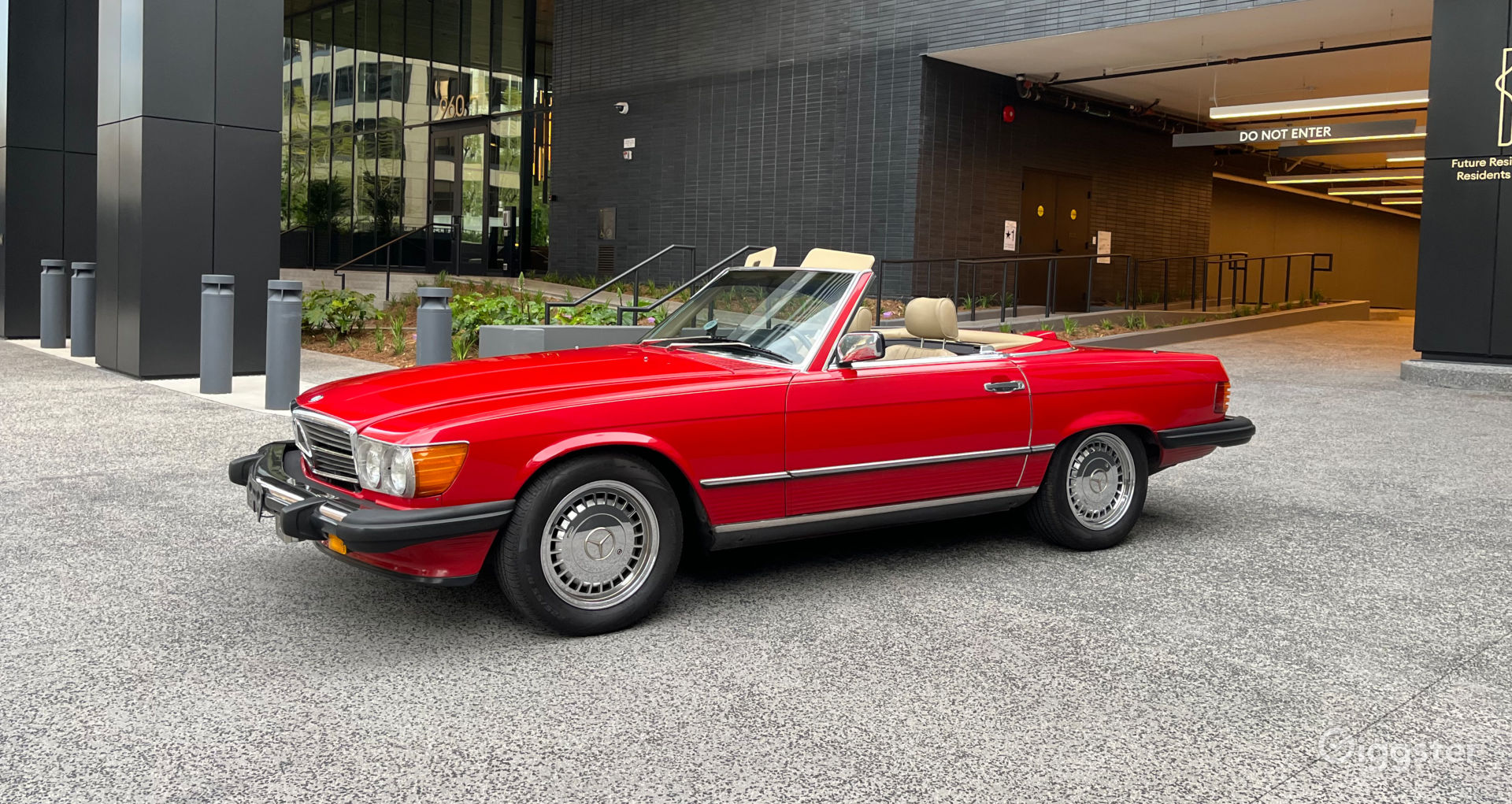 1986 Mercedes-Benz 560SL Convertible | Rent this location on Giggster
