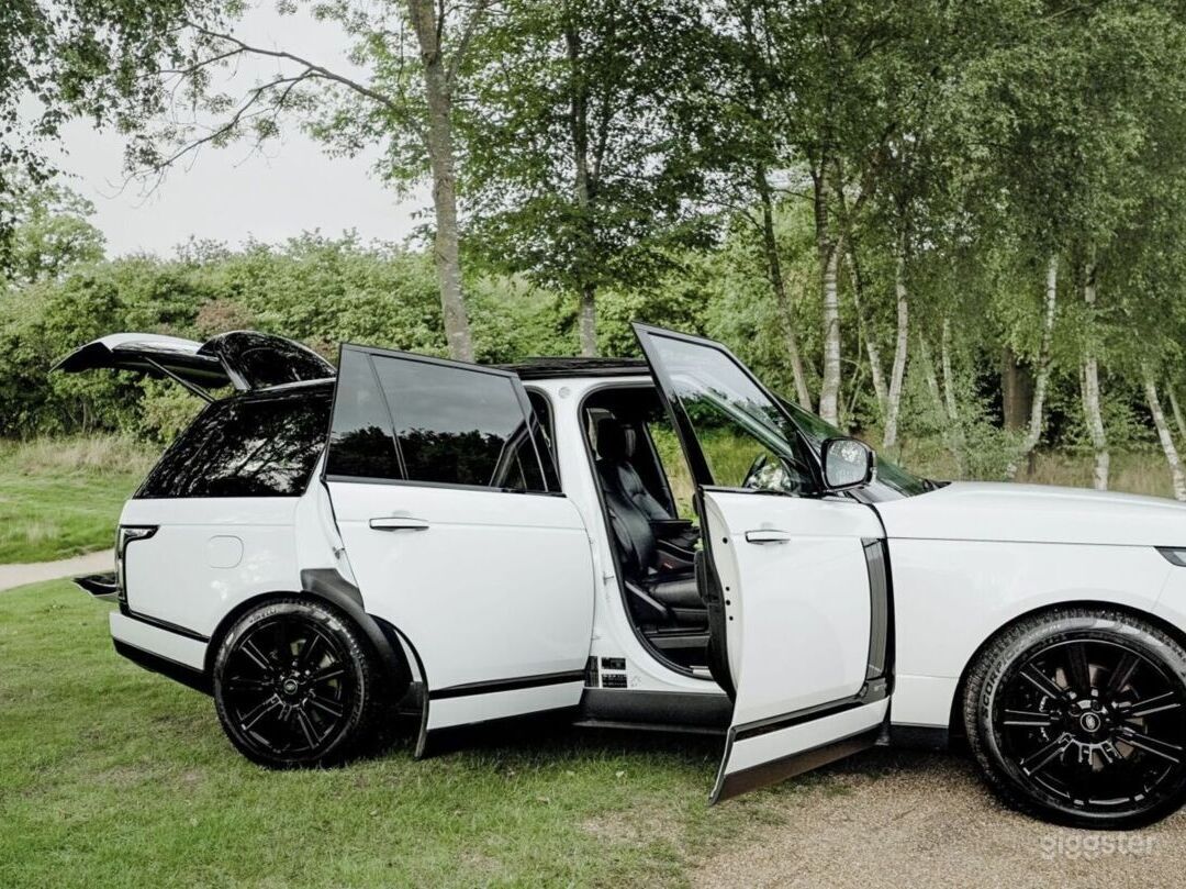 Range Rover [Top Spec] | Rent this location on Giggster