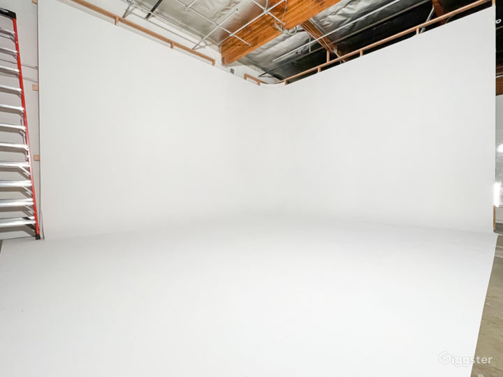 VIDEO & PHOTO CYCLORAMA STUDIO IN IRVINE | Rent this location on Giggster