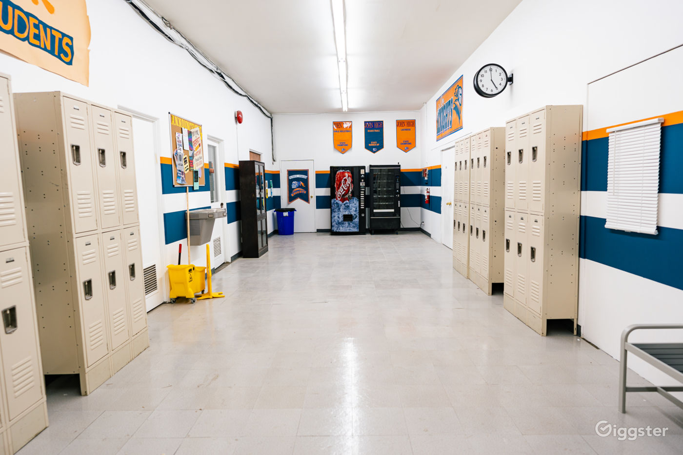 School, retro sets, vintage classroom / hallway | Rent this location on ...