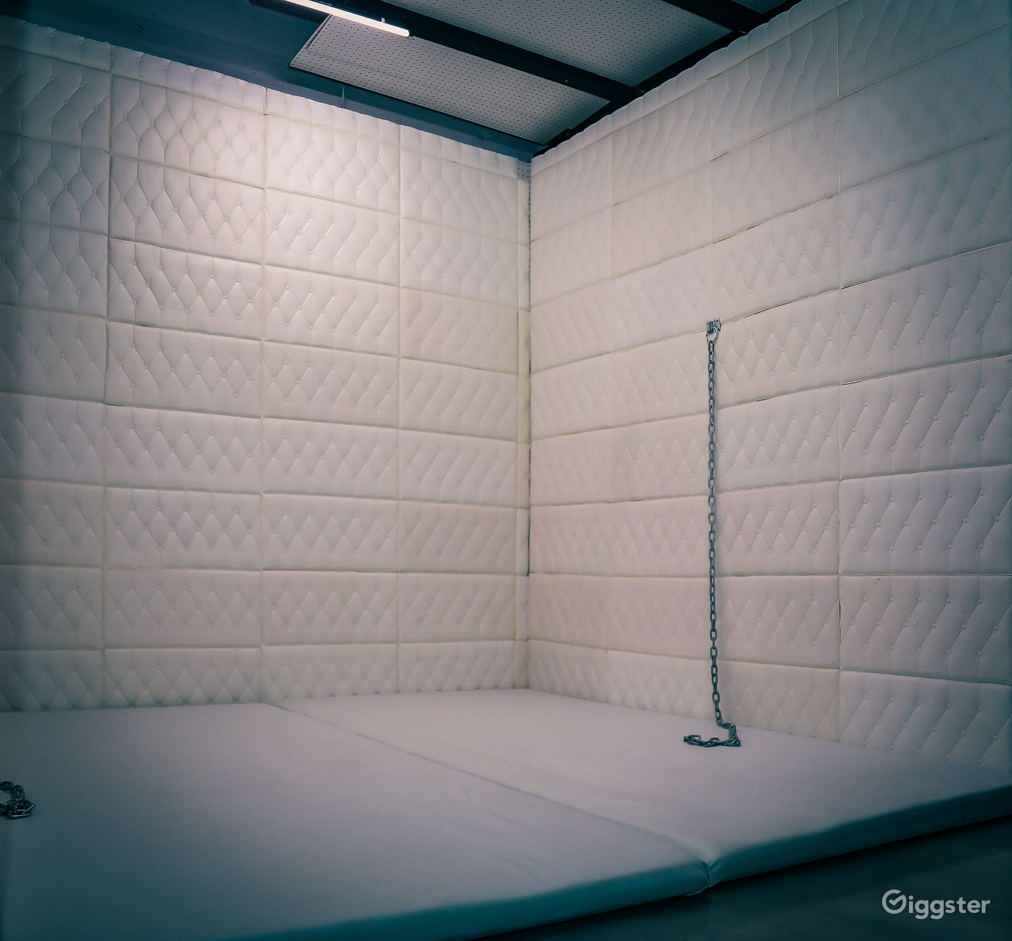 PADDED WHITE ROOM | ASYLUM | VIDEO PRODUCTION SET | Rent this location ...