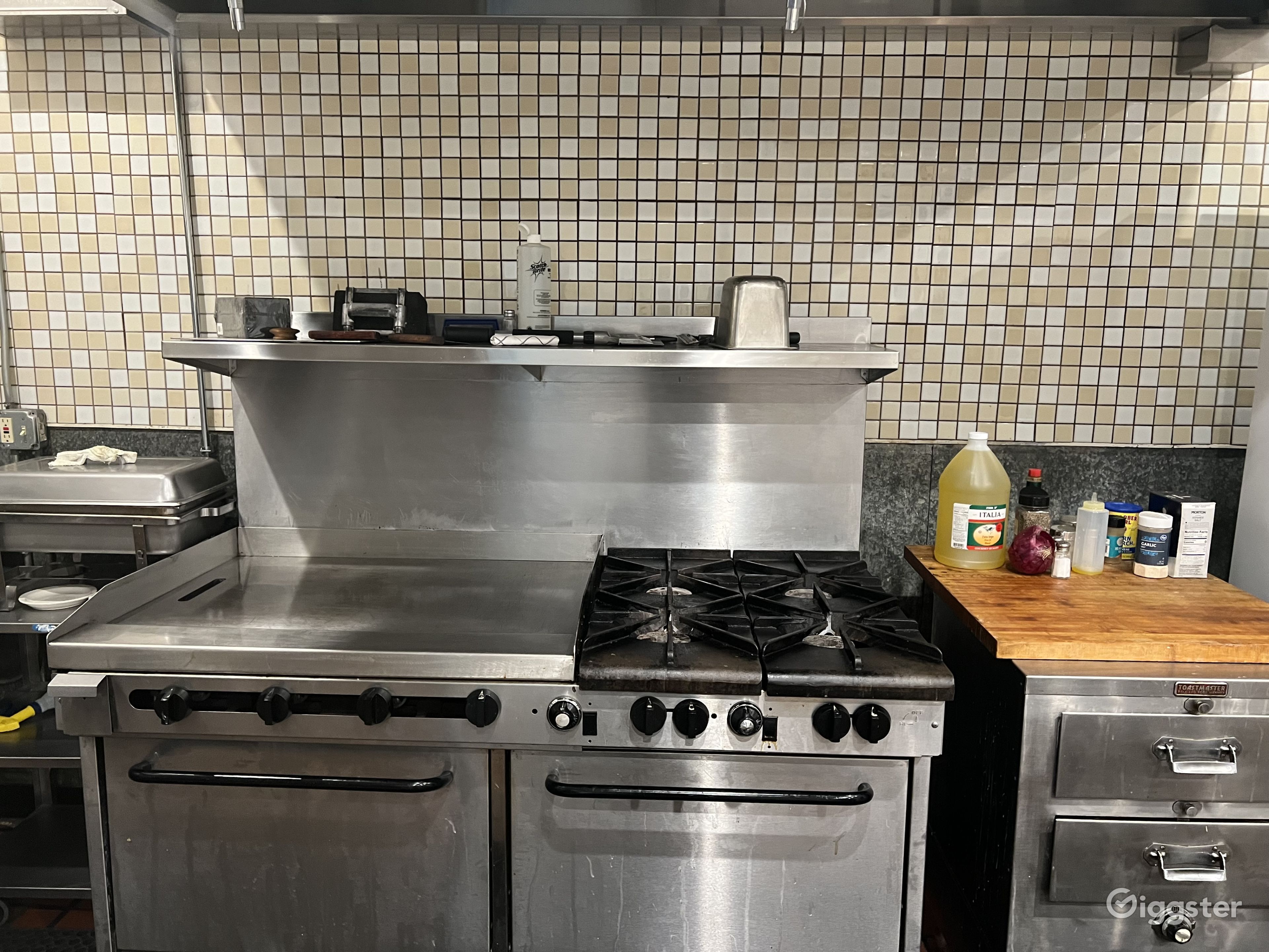 Large Hall With Bar & Kitchen | Rent this location on Giggster