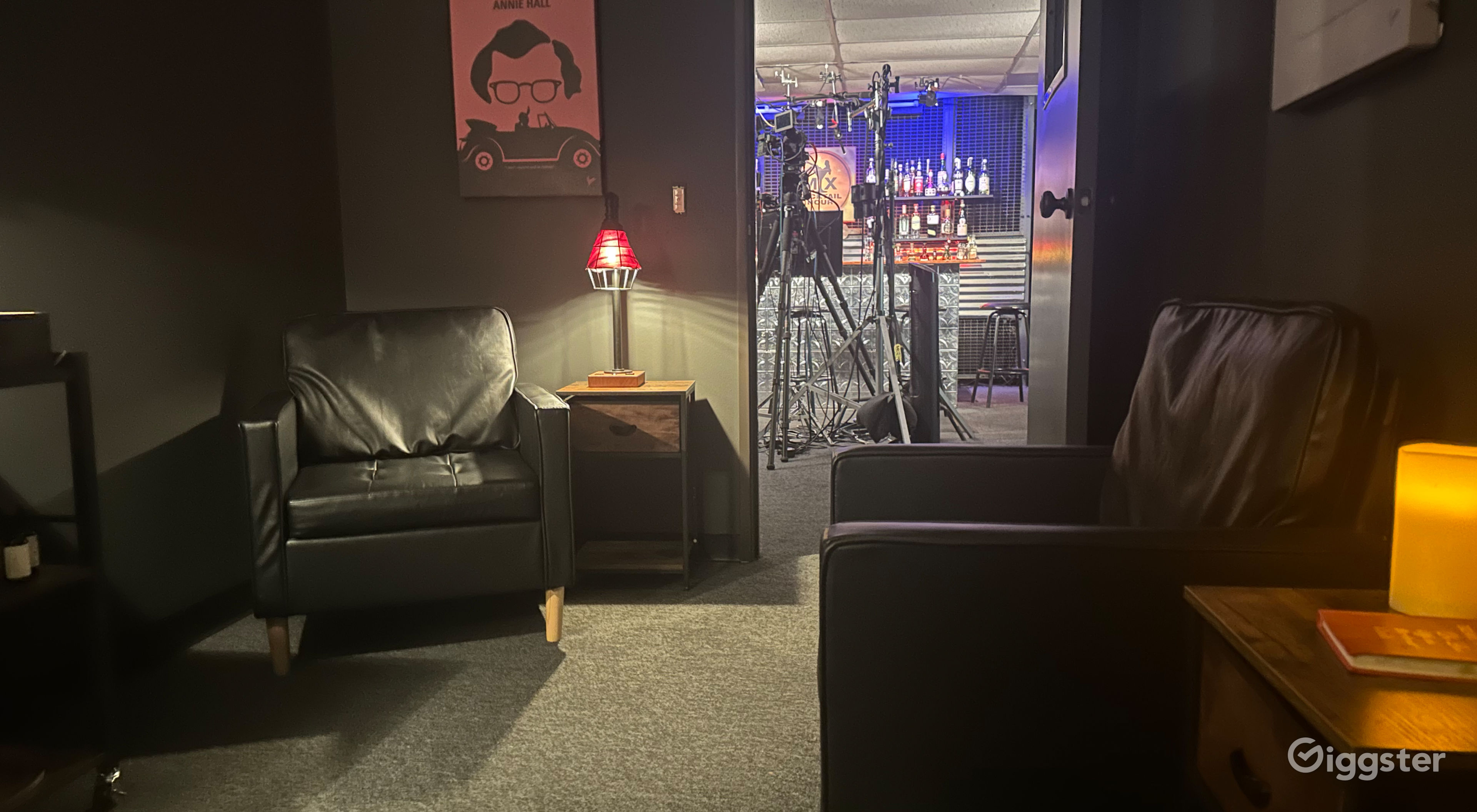 Fully Functional Speaky Easy Bar | Rent this location on Giggster