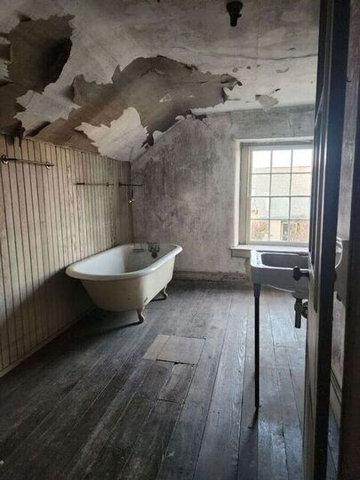 SHAPIRA RETRO HOUSE - Unique/Rundown/Wallpaper per | Rent this location ...