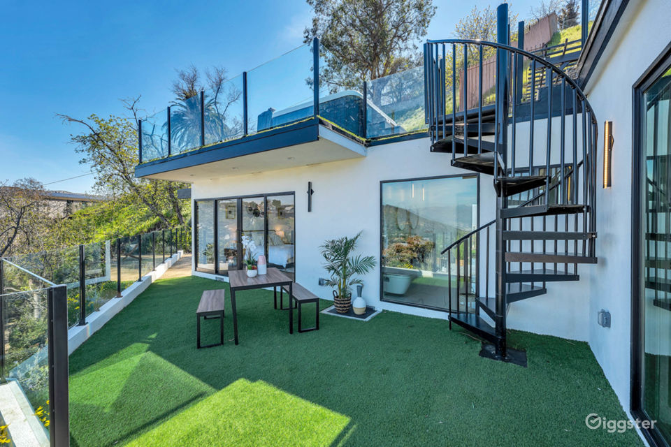 Stunning Mansion w/ Hollywood Sign Views & Rooftop | Rent this location ...