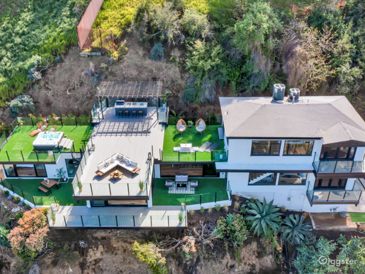 Stunning Mansion w/ Hollywood Sign Views & Rooftop | Rent this location ...