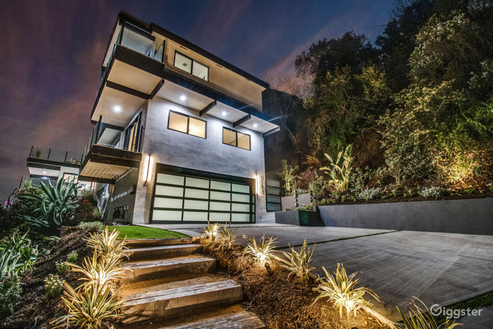 Stunning Mansion w/ Hollywood Sign Views & Rooftop | Rent this location ...