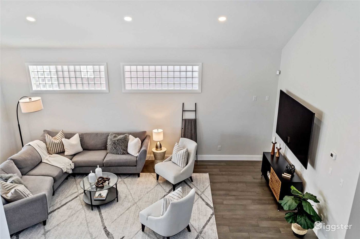 Modern Bungaloft with high ceiling, open concept | Rent this location ...