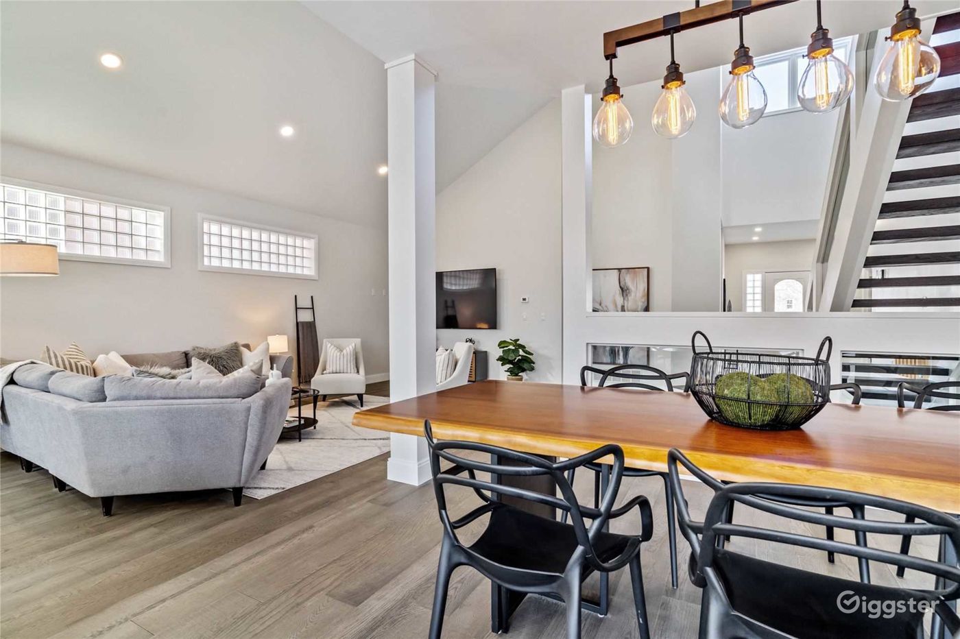 Modern Bungaloft with high ceiling, open concept | Rent this location ...