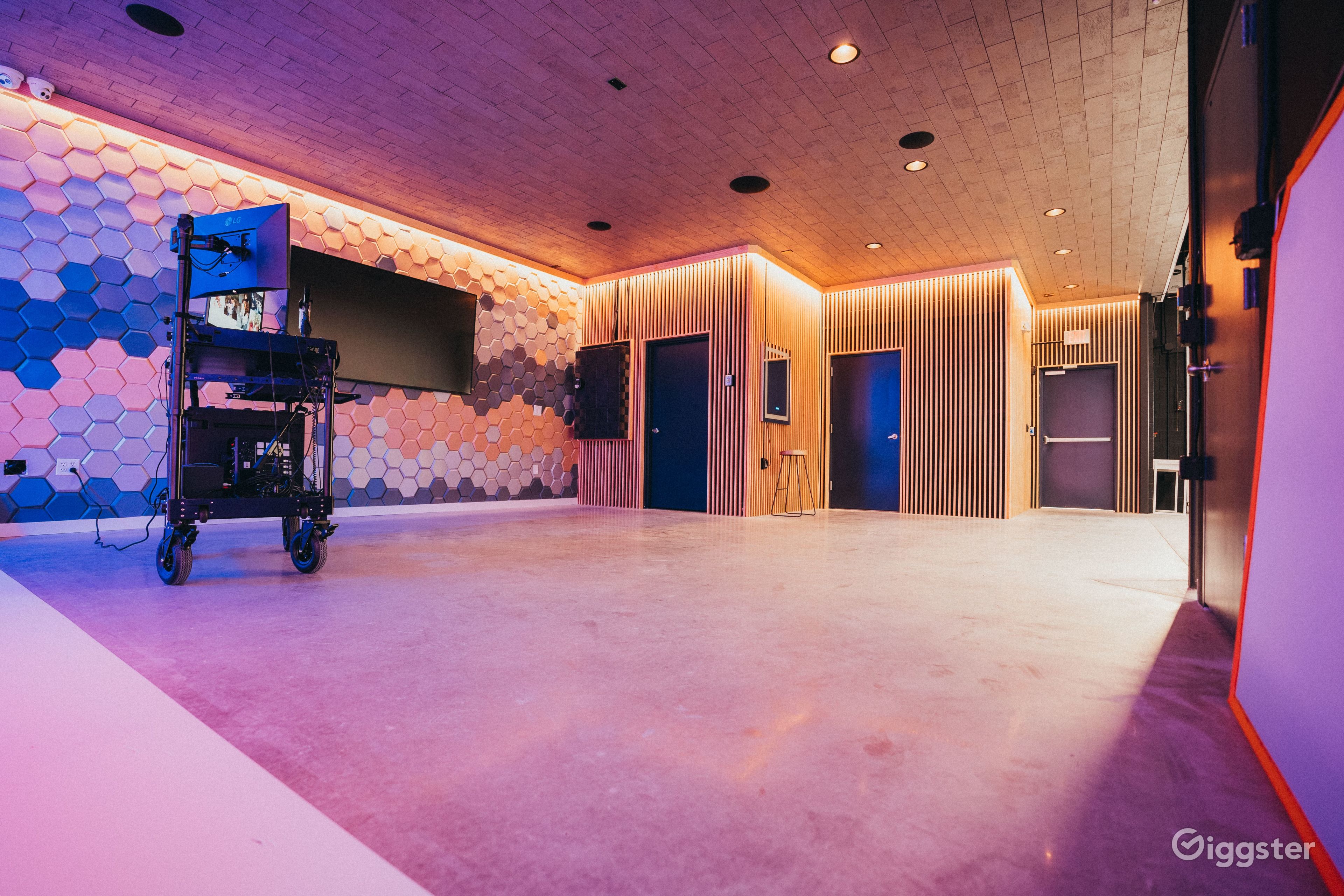 Luxurious, ground-level Soundstage + Photo Studio | Rent this location ...