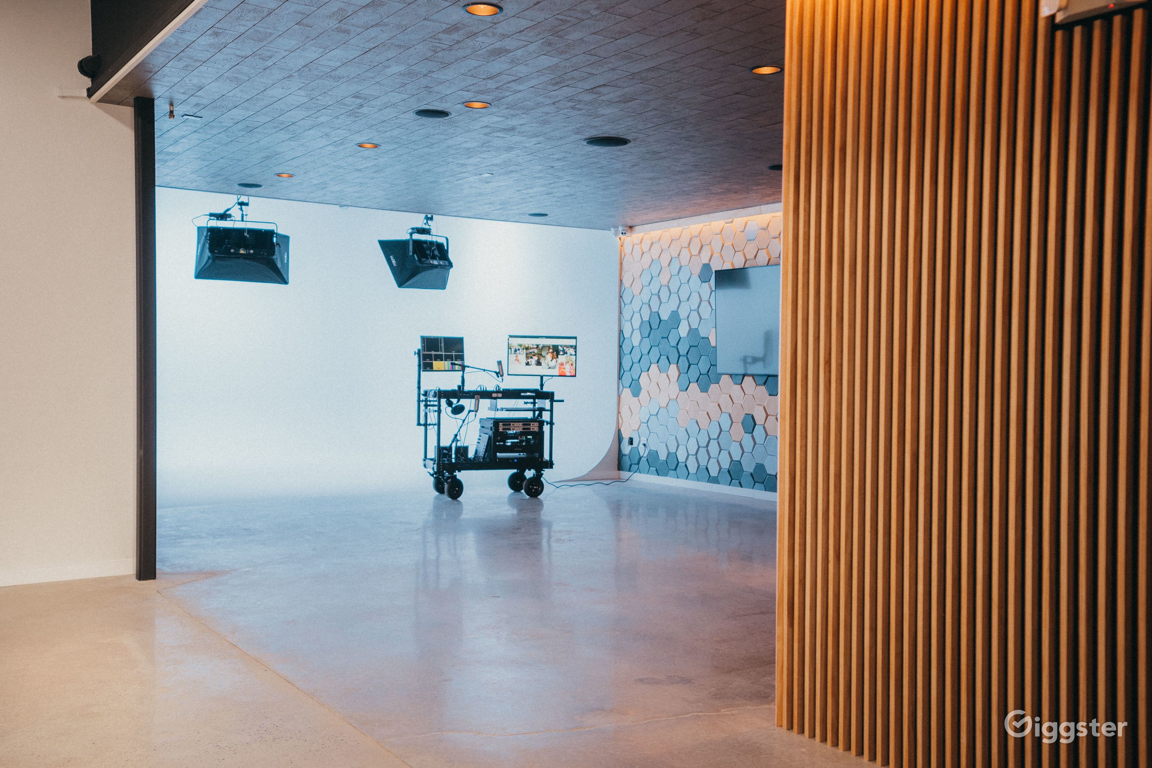 Luxurious, ground-level Soundstage + Photo Studio | Rent this location ...
