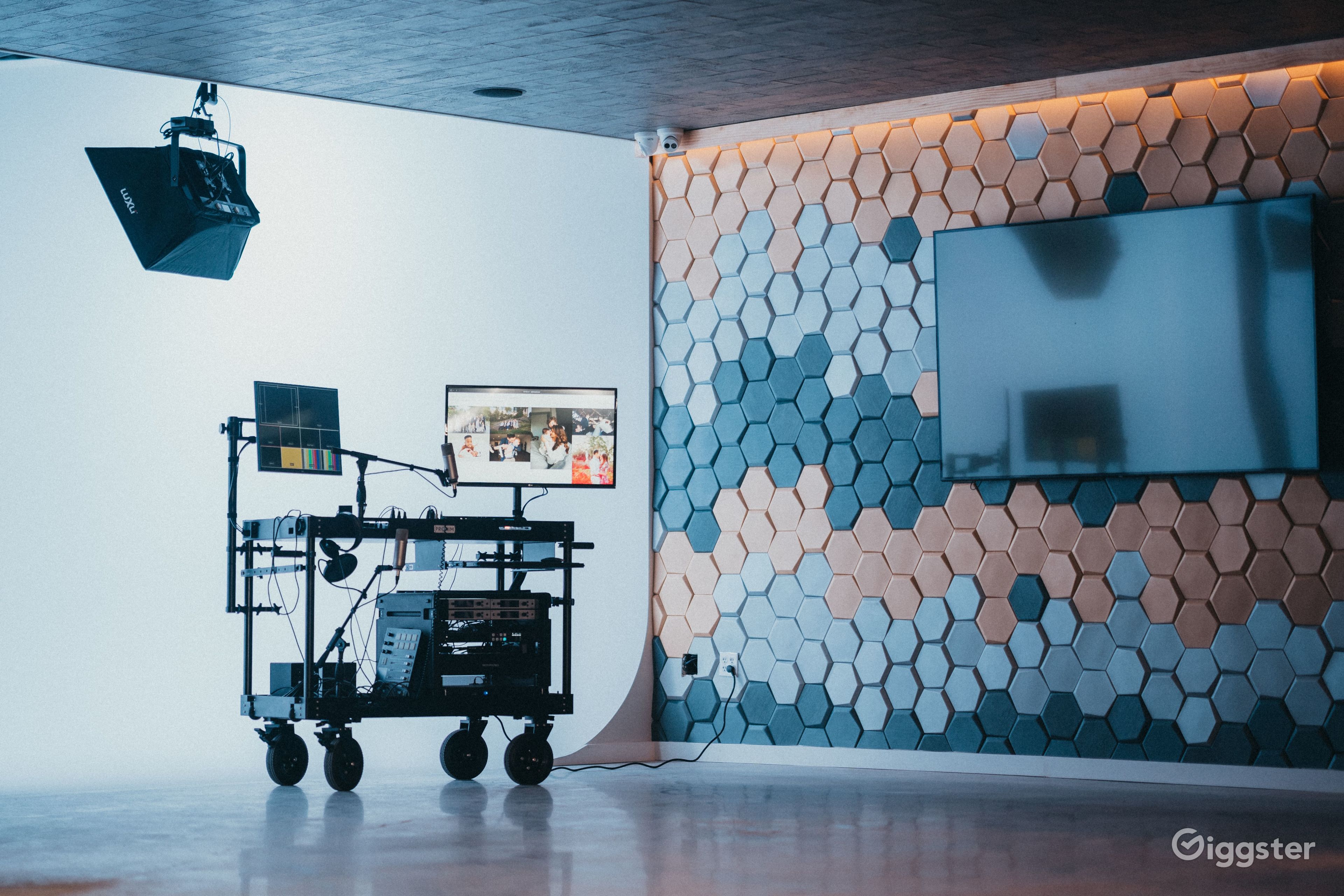 Luxurious, ground-level Soundstage + Photo Studio | Rent this location ...