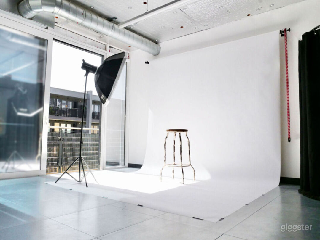 Bright Natural Light Studio with High Ceilings & Creative Backdrops ...