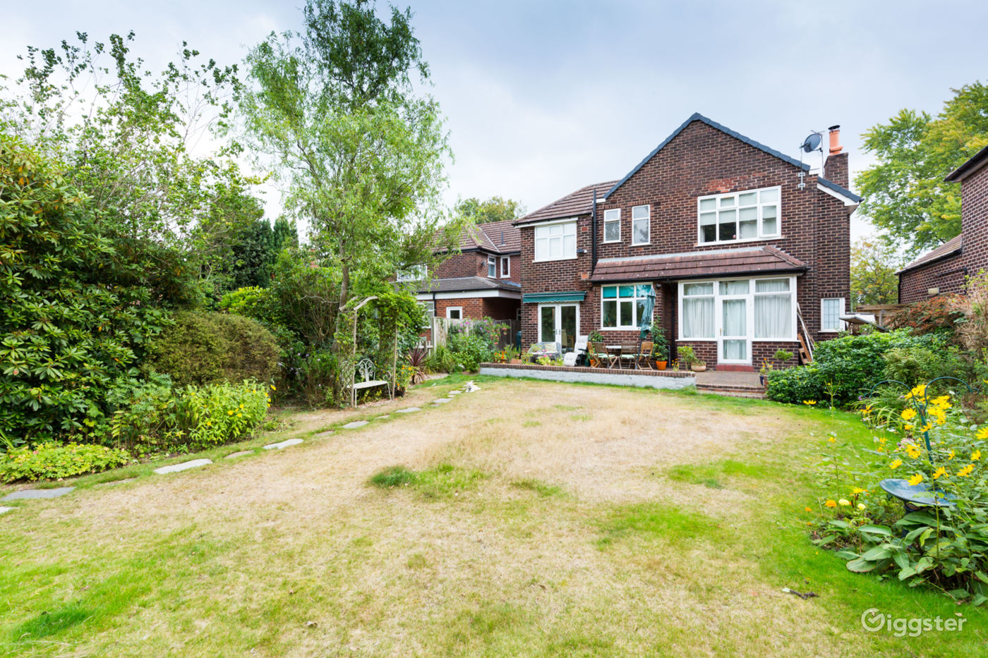 1930s Detached House with large garden | Rent this location on Giggster