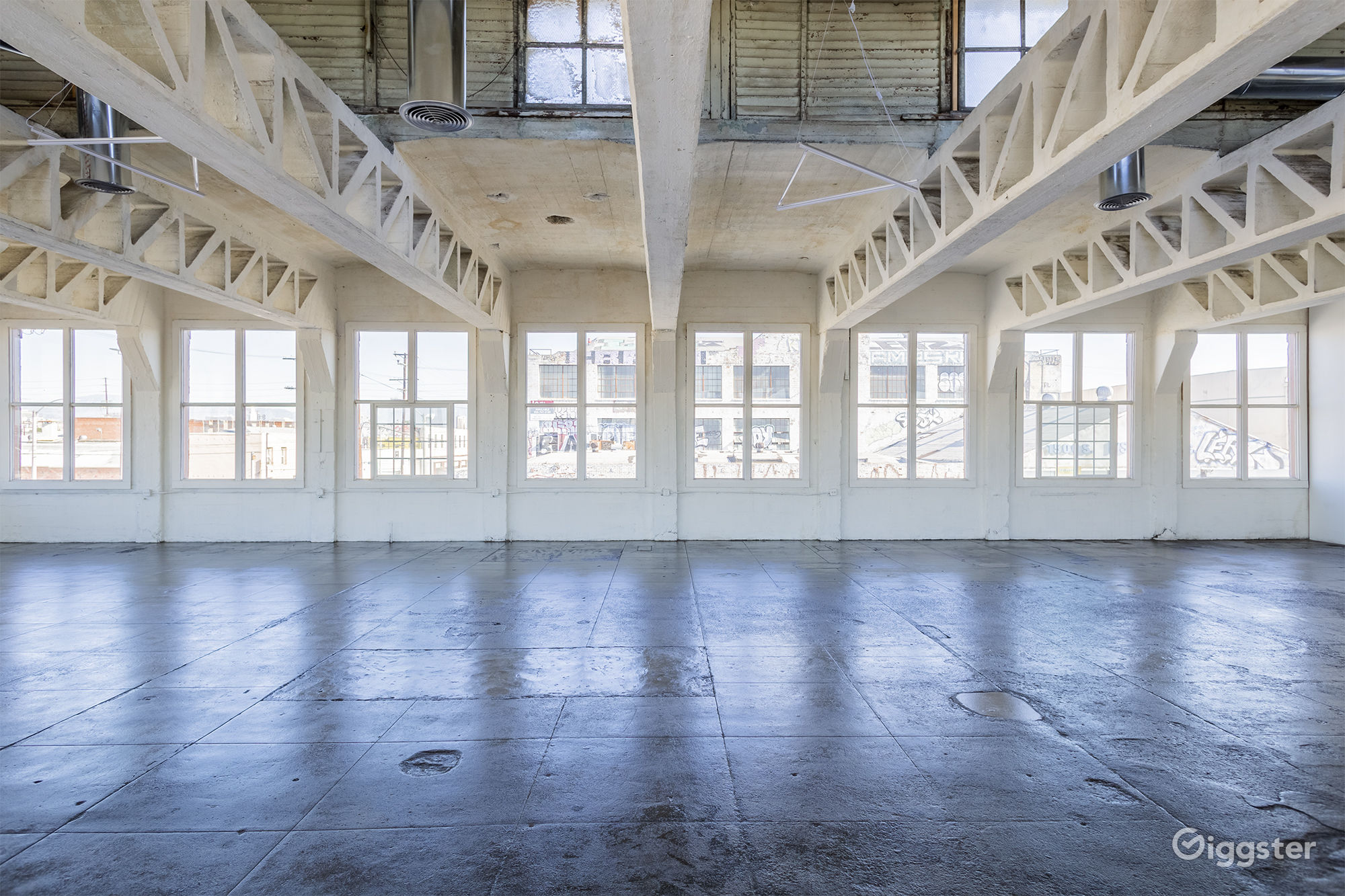 New York style warehouse loft with A/C & Rooftop | Rent this location ...