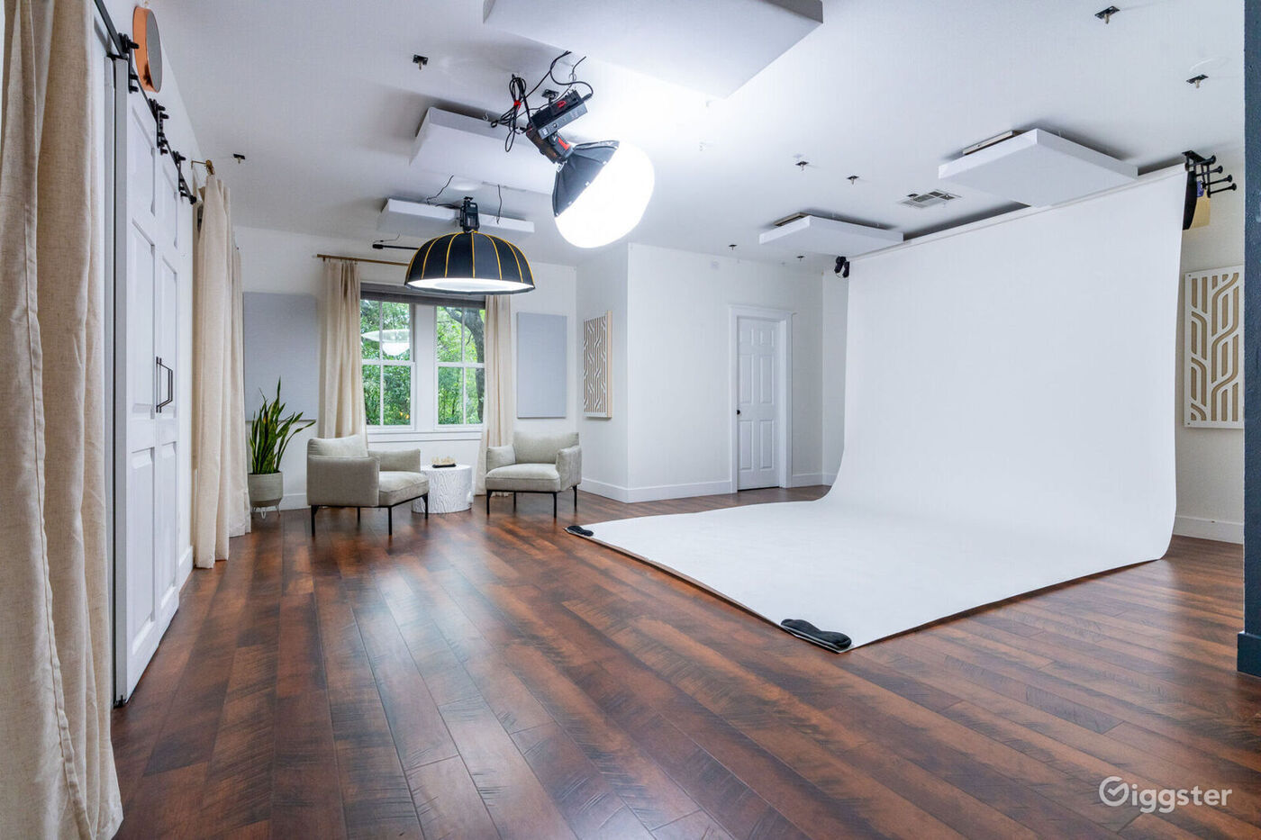 Versatile Studio for Podcast/Video/Photo | Rent this location on Giggster