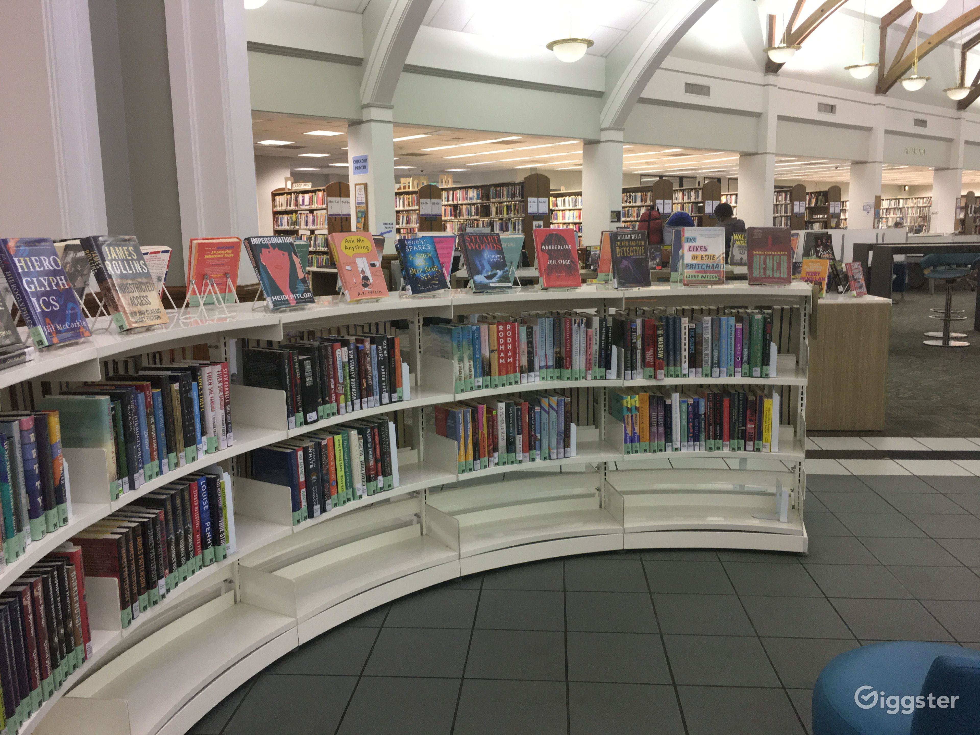 Public Library in Bluebonnet Regional Branch | Rent this location on ...