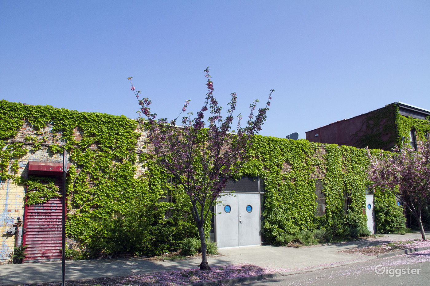 Rustic loft, modern kitchen, private garden | Rent this location on ...