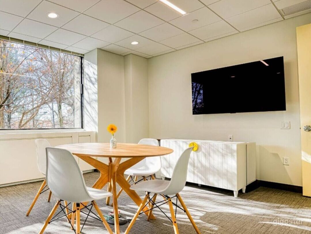 Intimate, Collaborative Meeting Room Seats 10 | Rent this location on ...