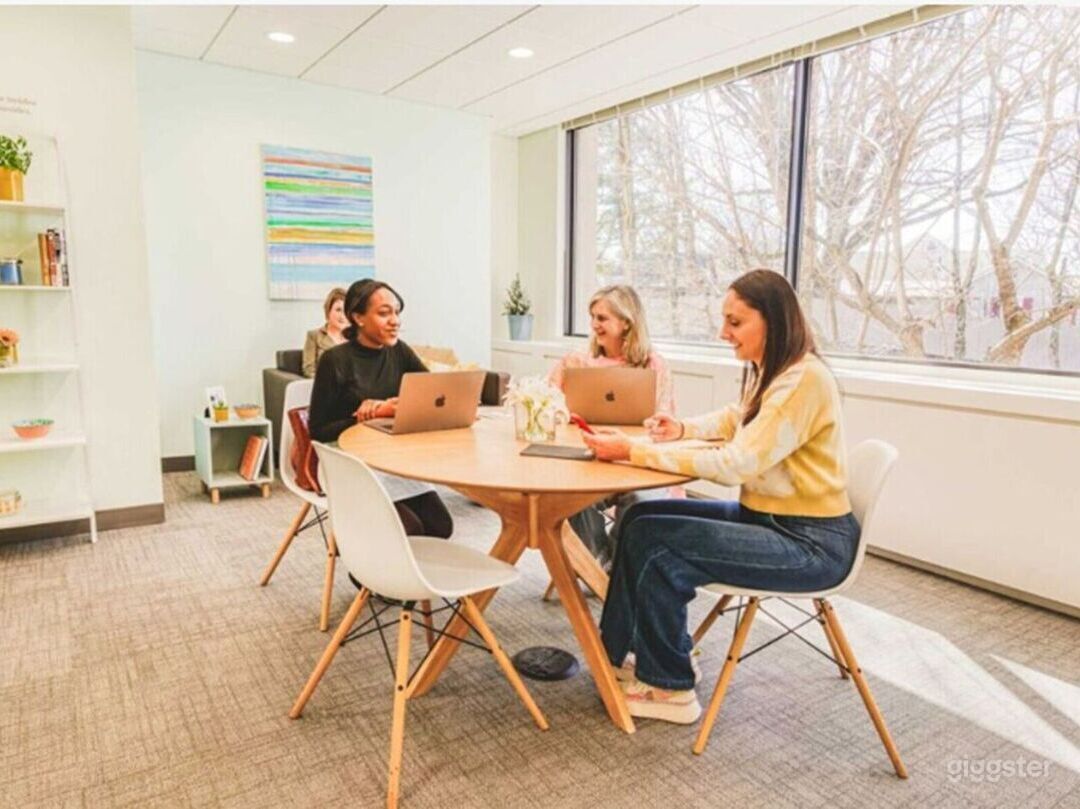 Intimate, Collaborative Meeting Room Seats 10 | Rent this location on ...