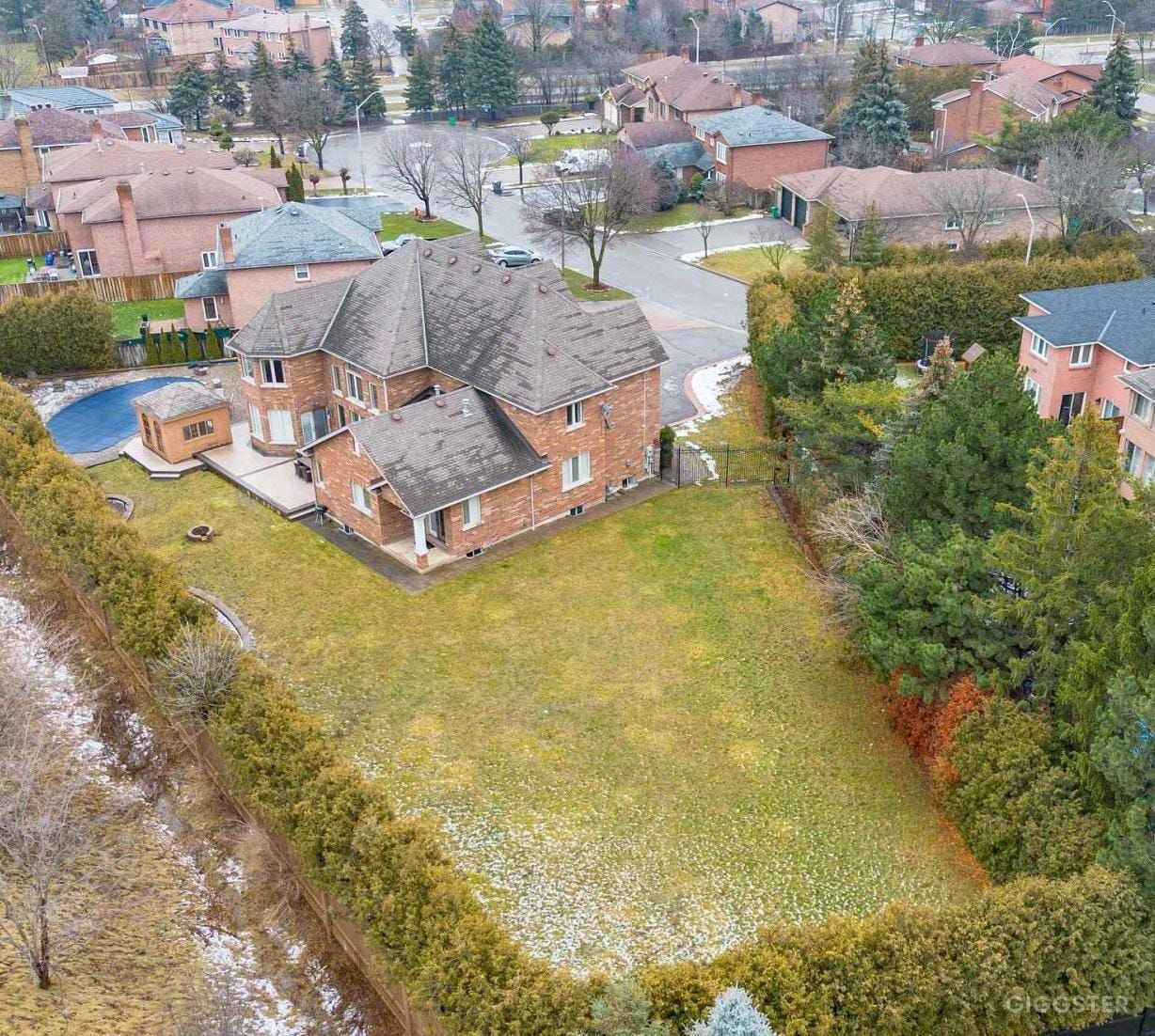 Luxury Erindale Home: Pool, Gym & Chef's Kitchen | Rent this location ...