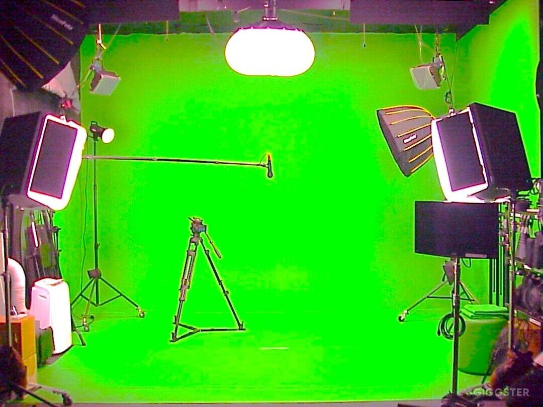 Pre-Lit Sound-Proof Green Screen Studio and Stage | Rent this location ...