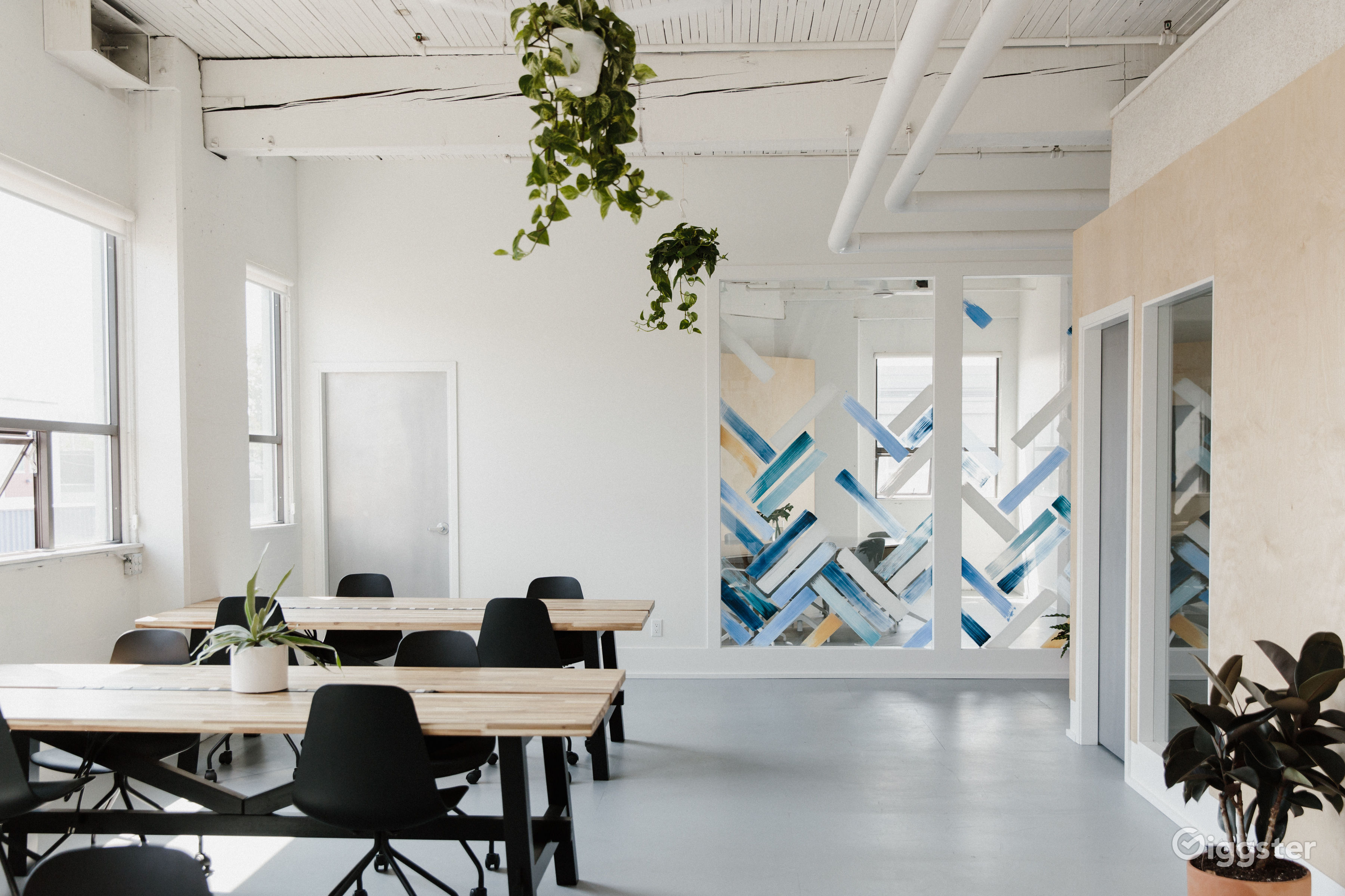 Bright Naturally Lit Community Workspace | Rent this location on Giggster