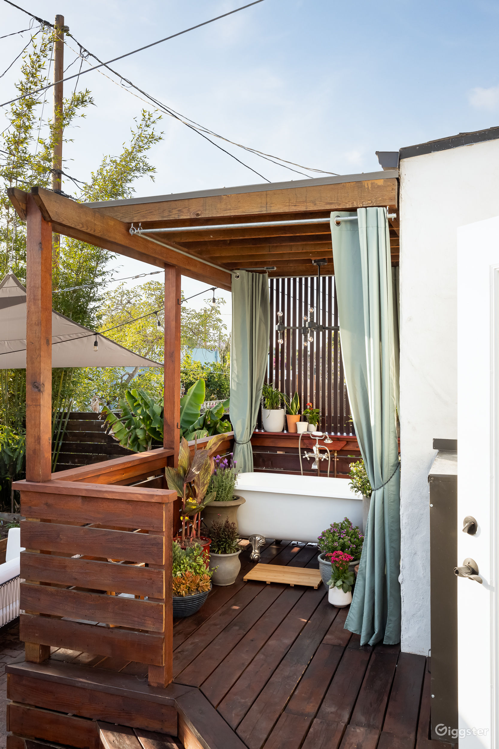 Tropical Spanish Style- claw foot tub & chandelier | Rent this location ...