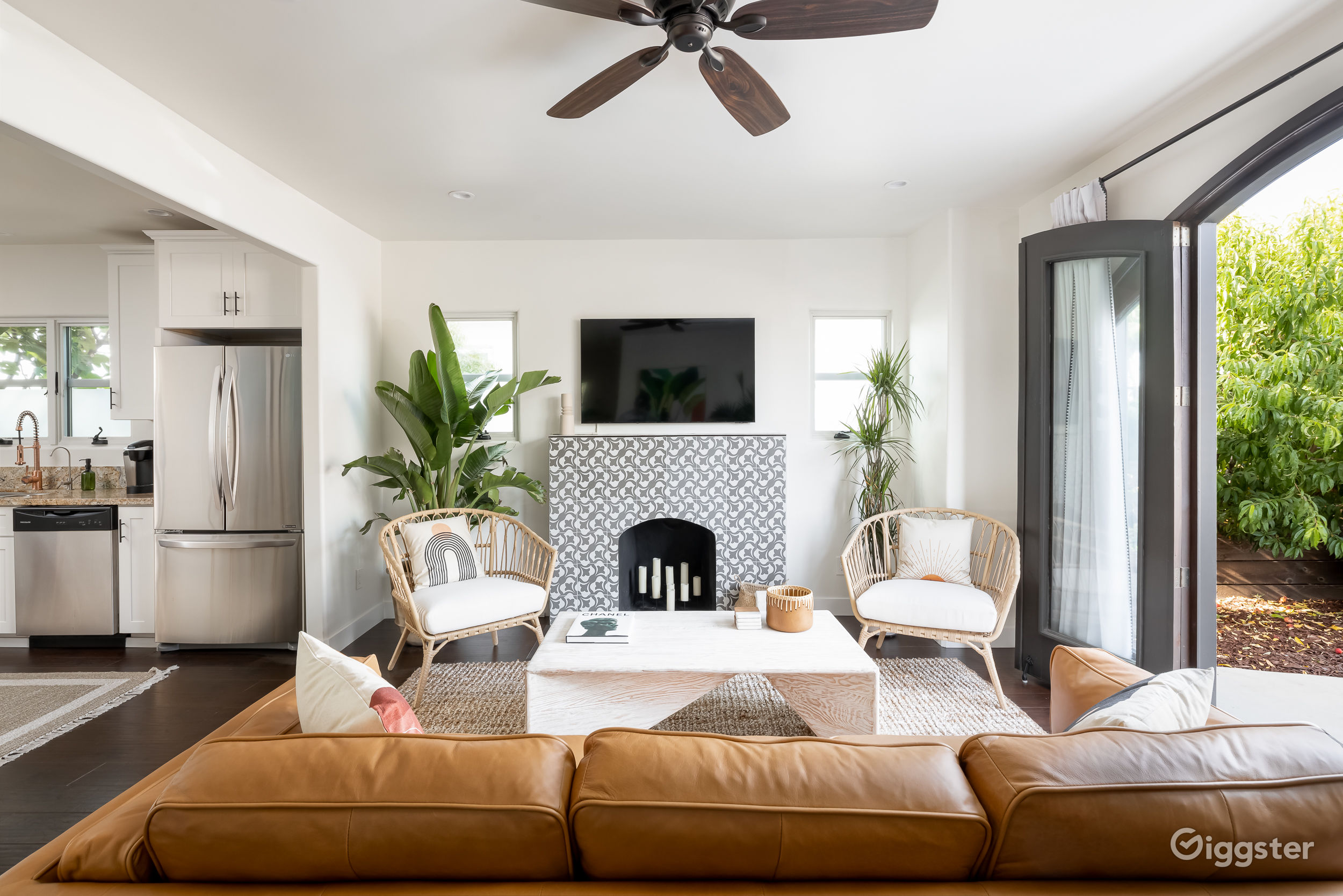 Tropical Spanish Style- claw foot tub & chandelier | Rent this location ...