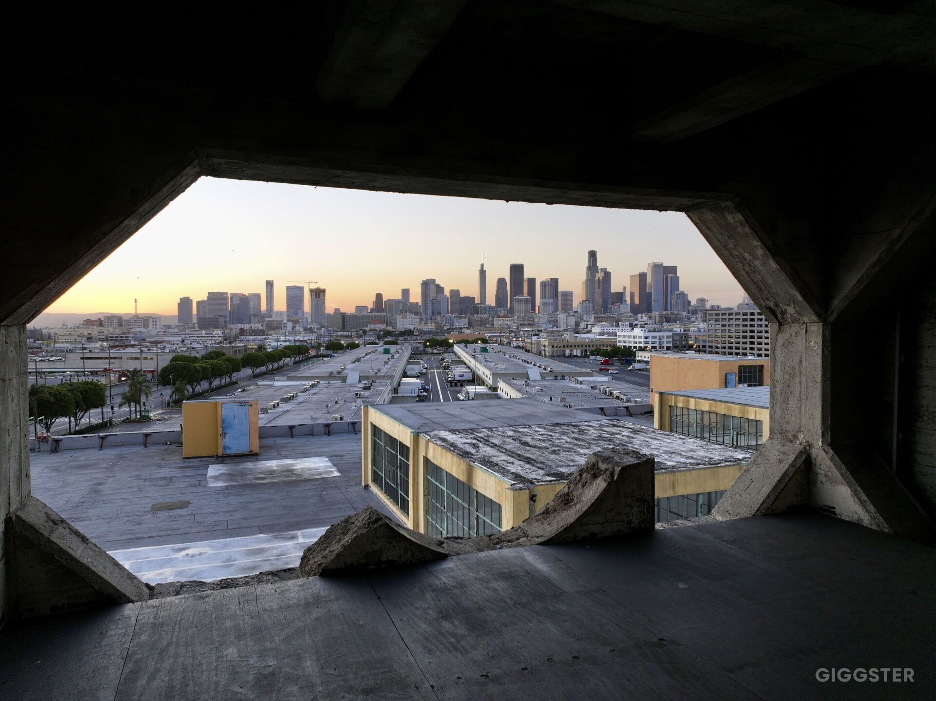 Massive Rooftop w/ Uninterrupted View of DTLA! | Rent this location on ...