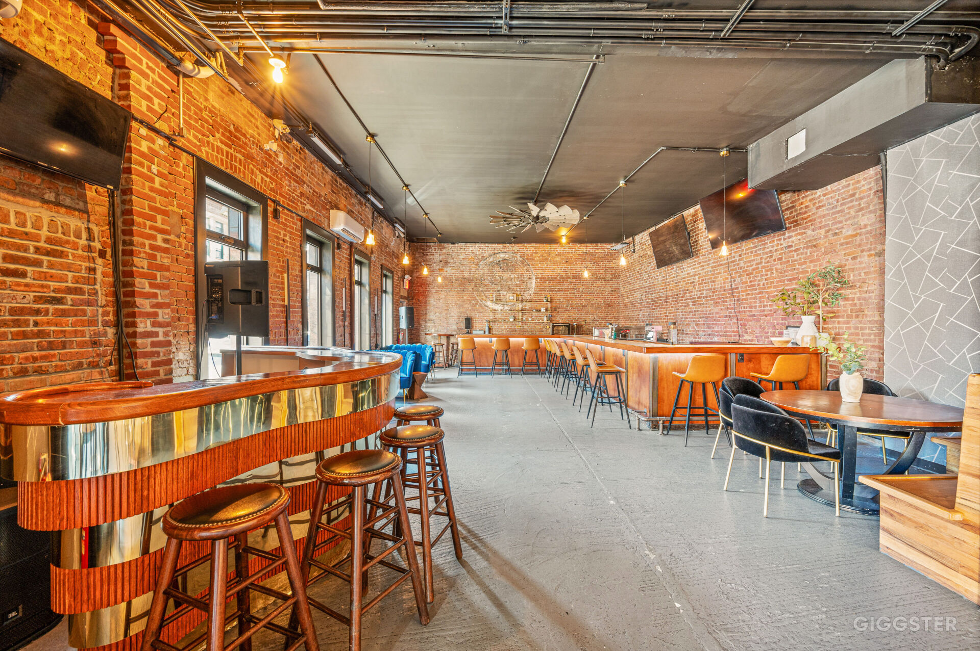 Saint James Spacious, Luxe Lounge w/ Exposed Brick | Rent this location ...