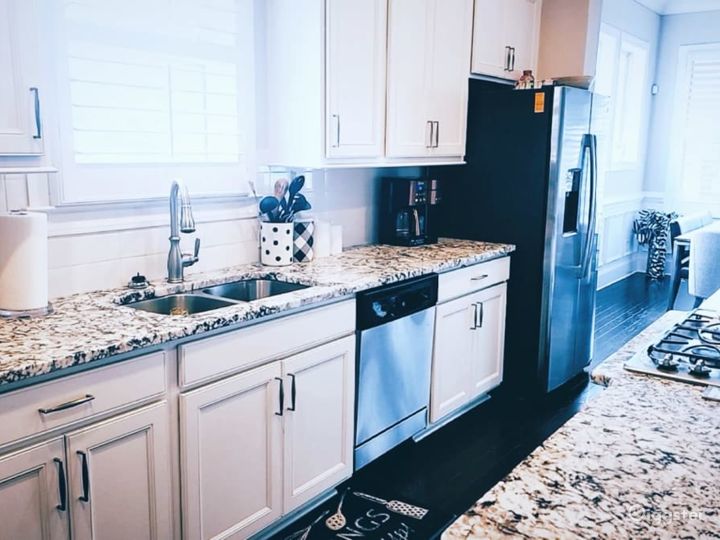Naturally Lit Spacious Kitchen Fully Functioning | Rent this location ...