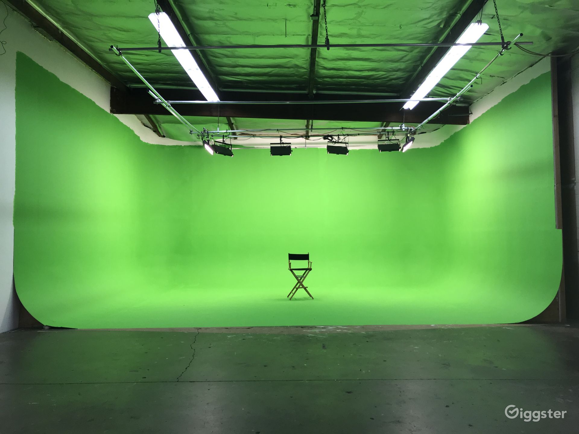 82' 3-wall Pre-lit Green Screen Cyc Studio | Rent this location on Giggster