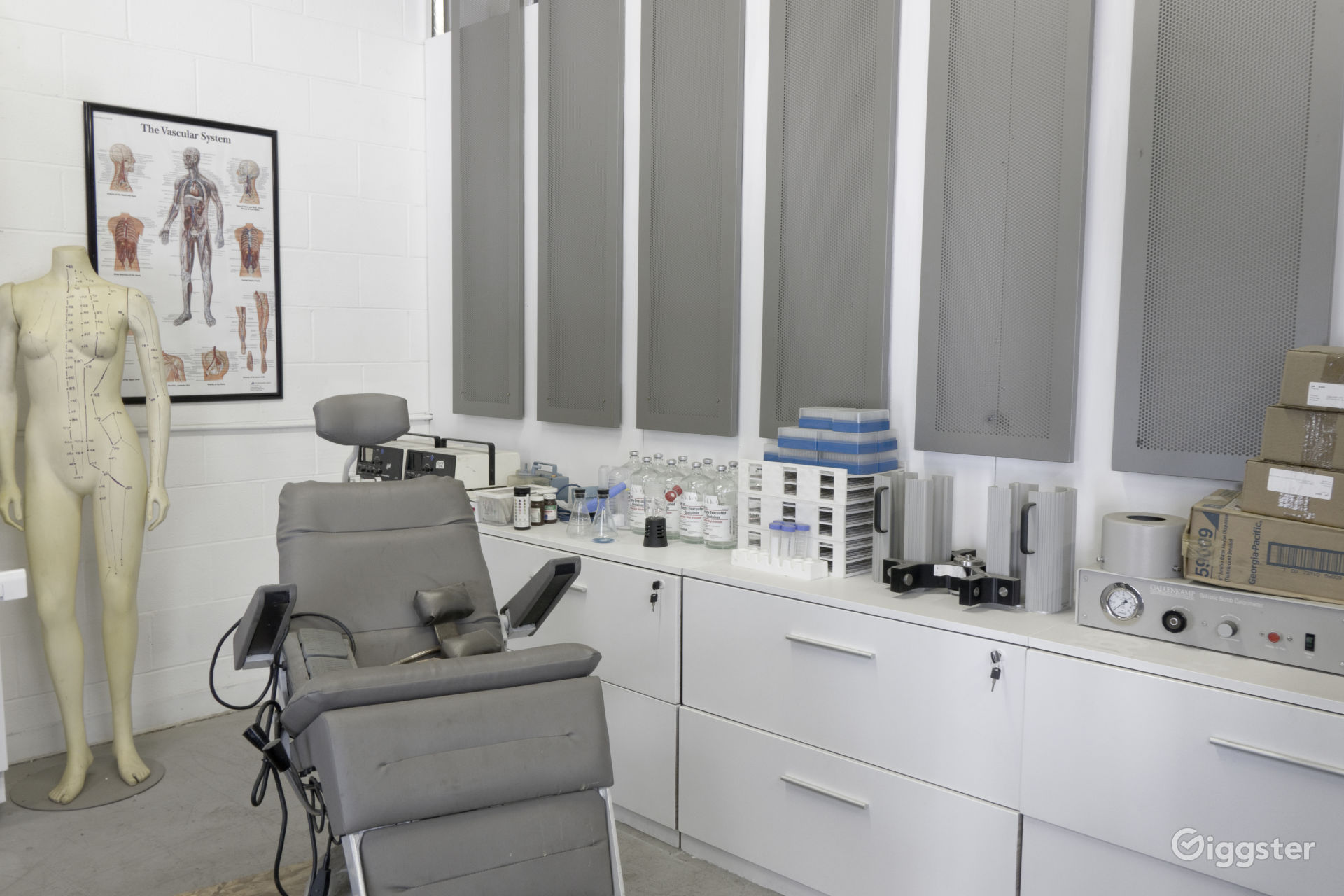 Medical Lab/Drs office/Science Lab tons of props! | Rent this location ...