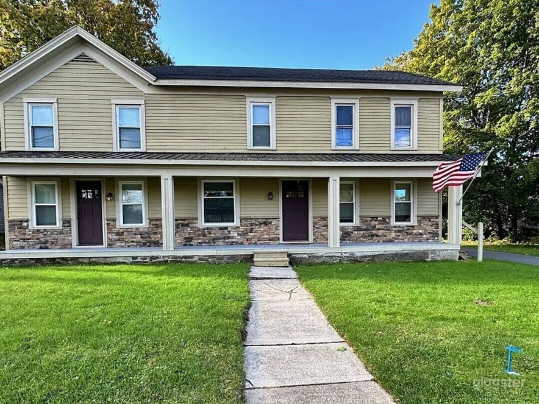 Modern Twin-Unit Home with Exposed Beams | Rent this location on Giggster