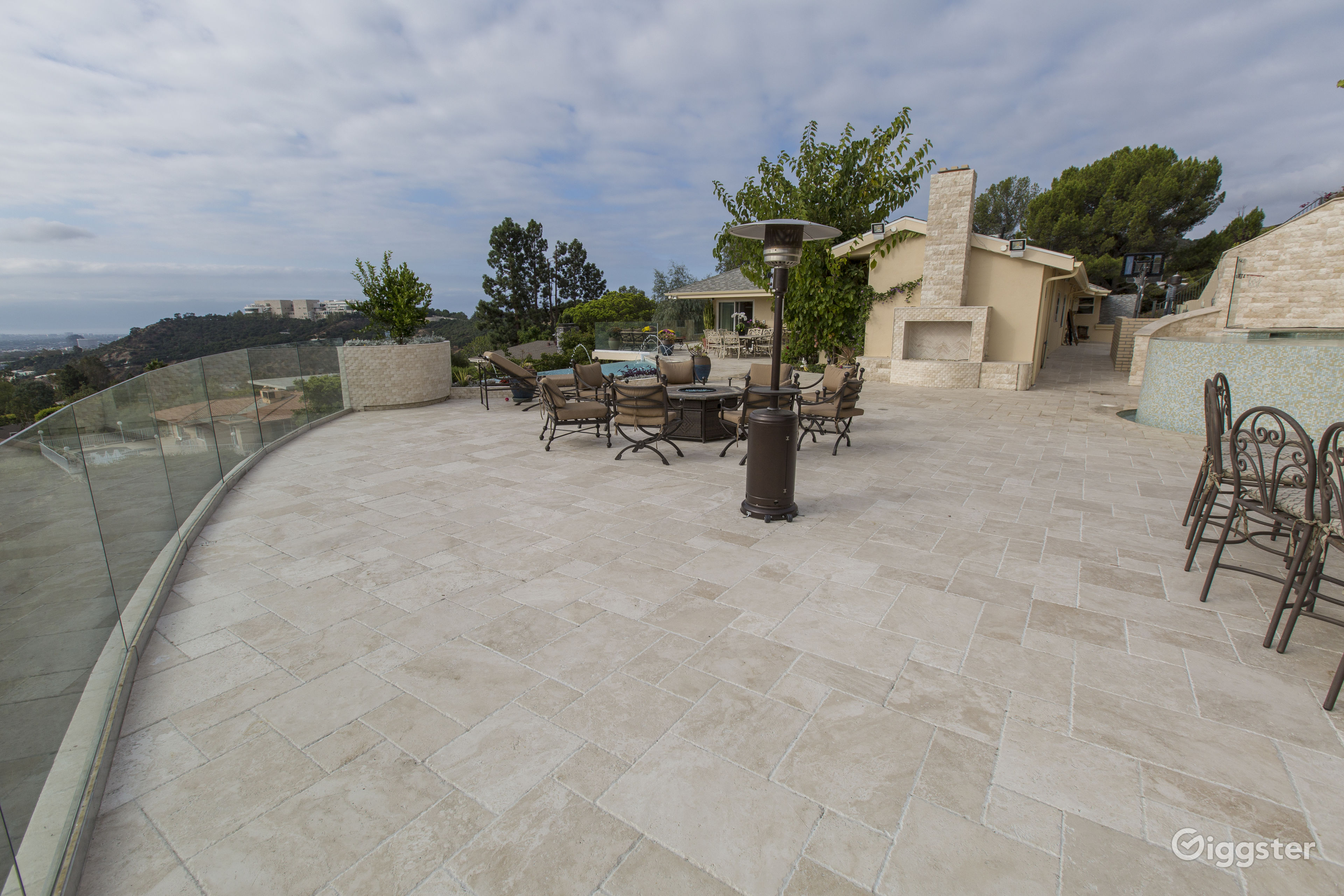 Infinity Pool & Jacuzzi Overlooking the Ocean | Rent this location on ...