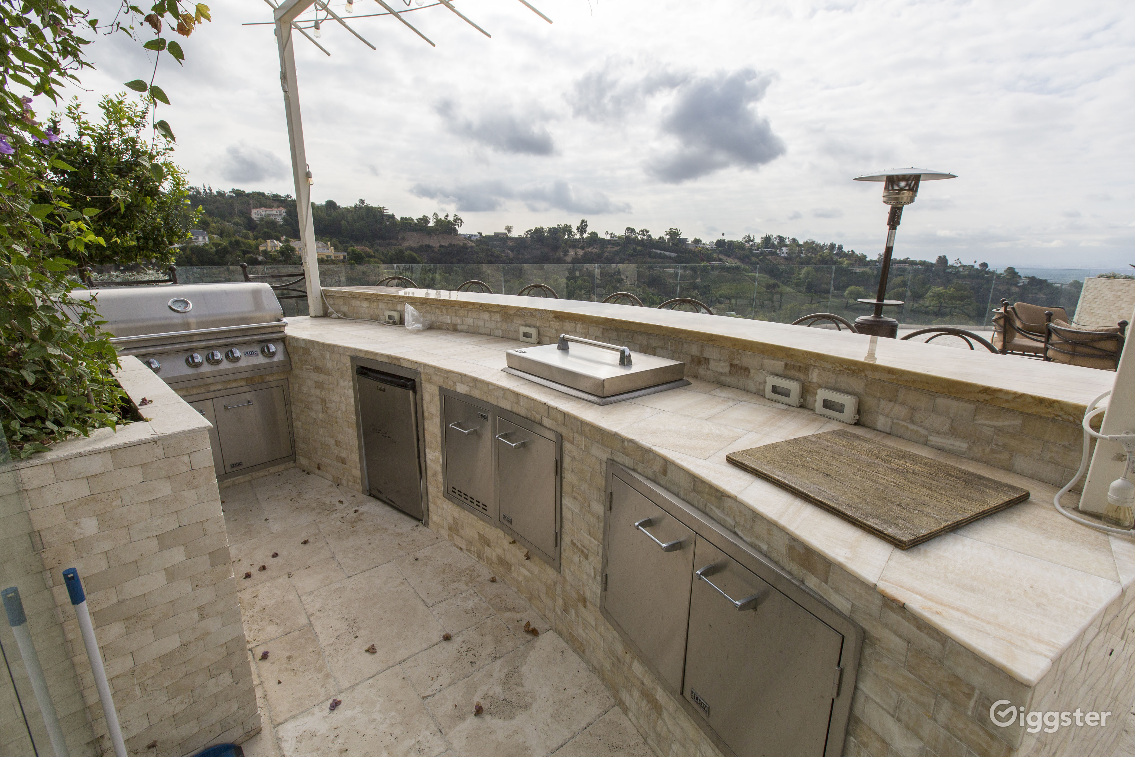 Infinity Pool & Jacuzzi Overlooking the Ocean | Rent this location on ...