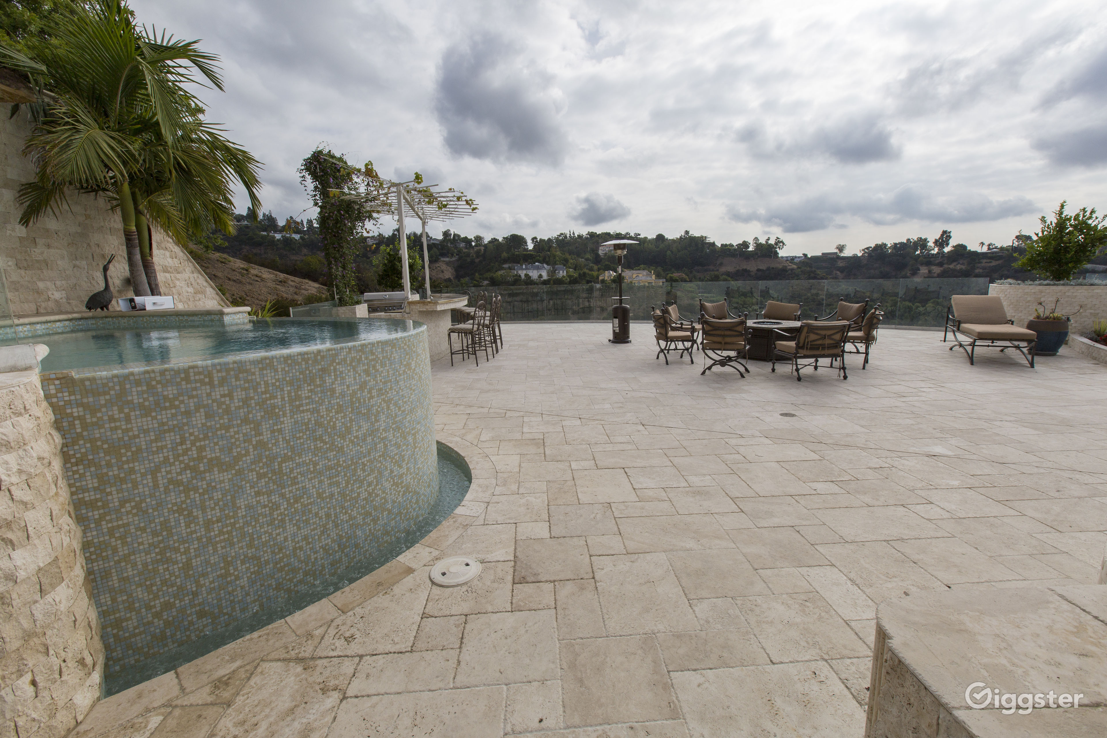 Infinity Pool & Jacuzzi Overlooking the Ocean | Rent this location on ...