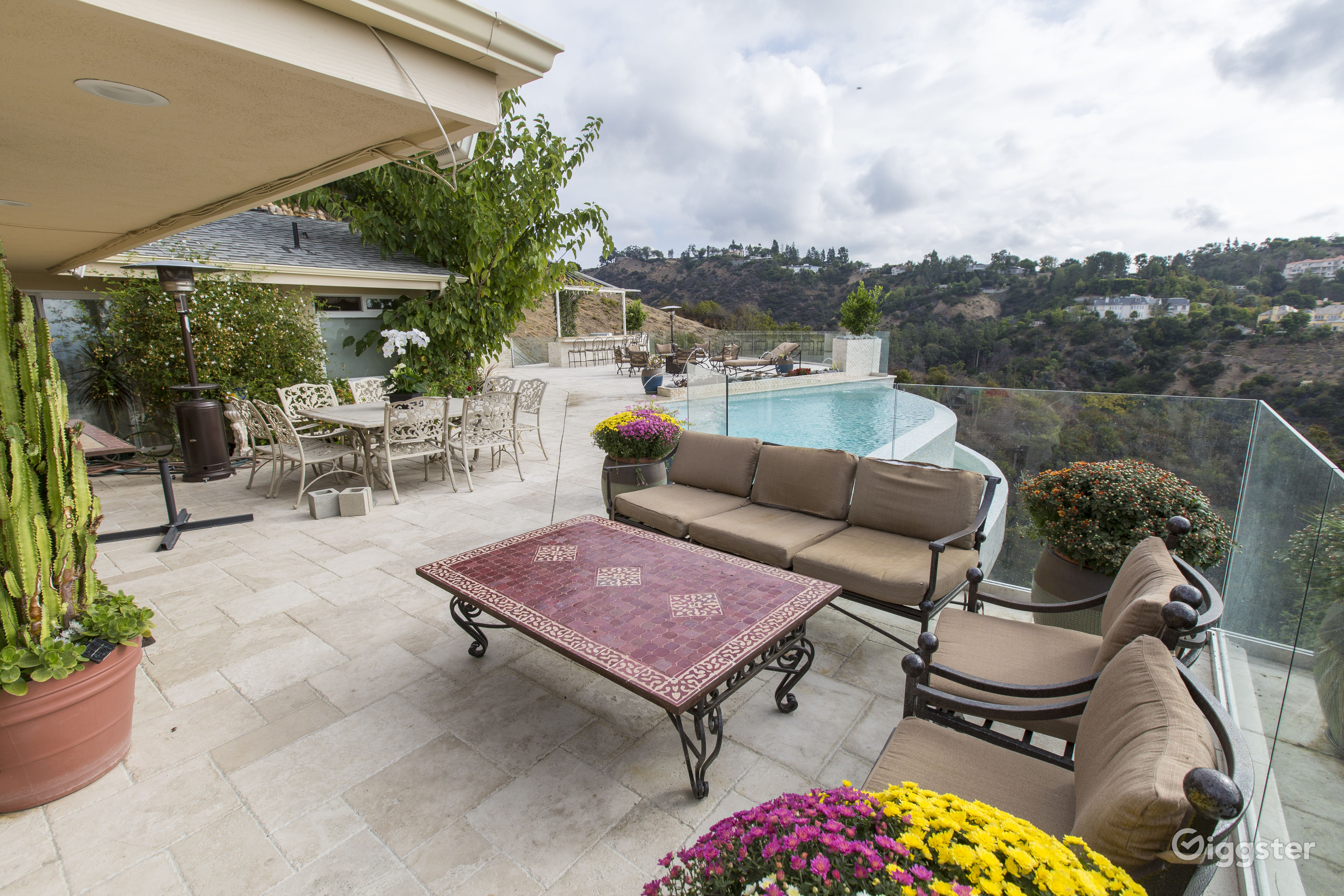 Infinity Pool & Jacuzzi Overlooking the Ocean | Rent this location on ...