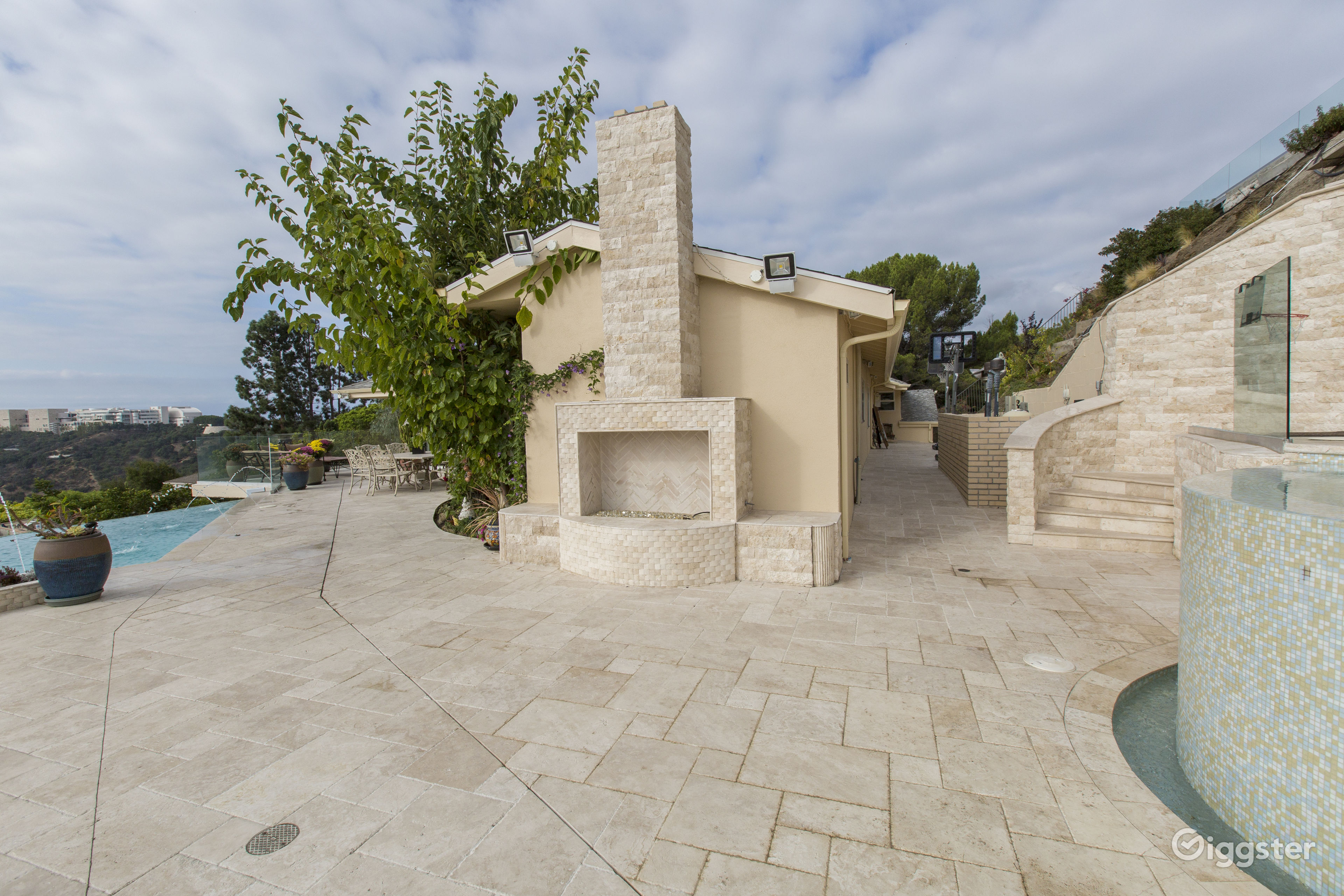 Infinity Pool & Jacuzzi Overlooking the Ocean | Rent this location on ...