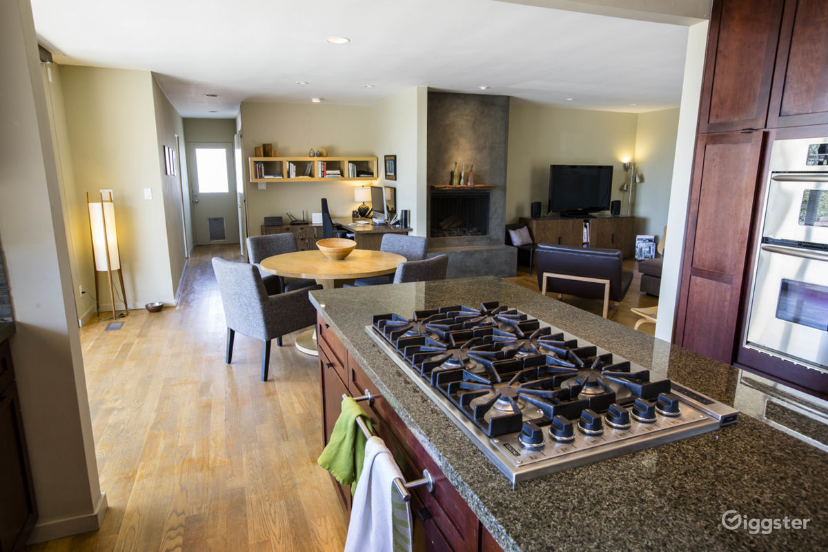 Warm And Modern Open Floor Plan With High Ceiling | Rent this location ...