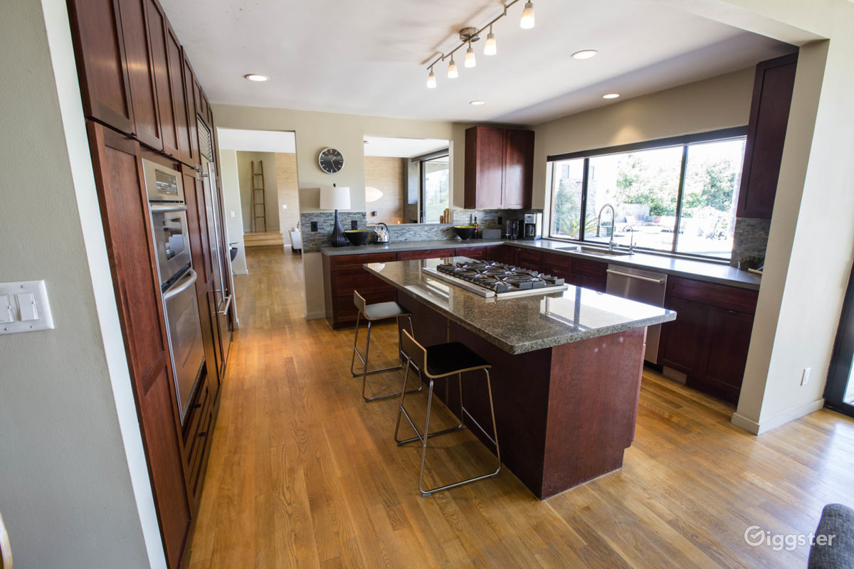 Warm And Modern Open Floor Plan With High Ceiling | Rent this location ...