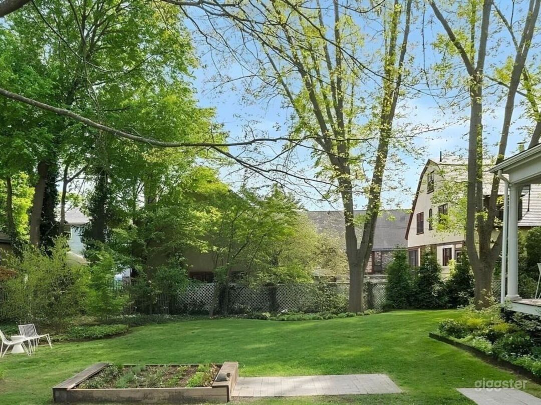 Well-Kept Grassy Backyard | Rent this location on Giggster