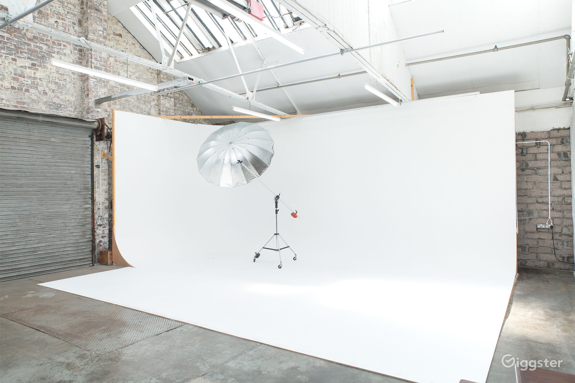 Studio A Photo Studio with an Infinity Cove | Rent this location on ...