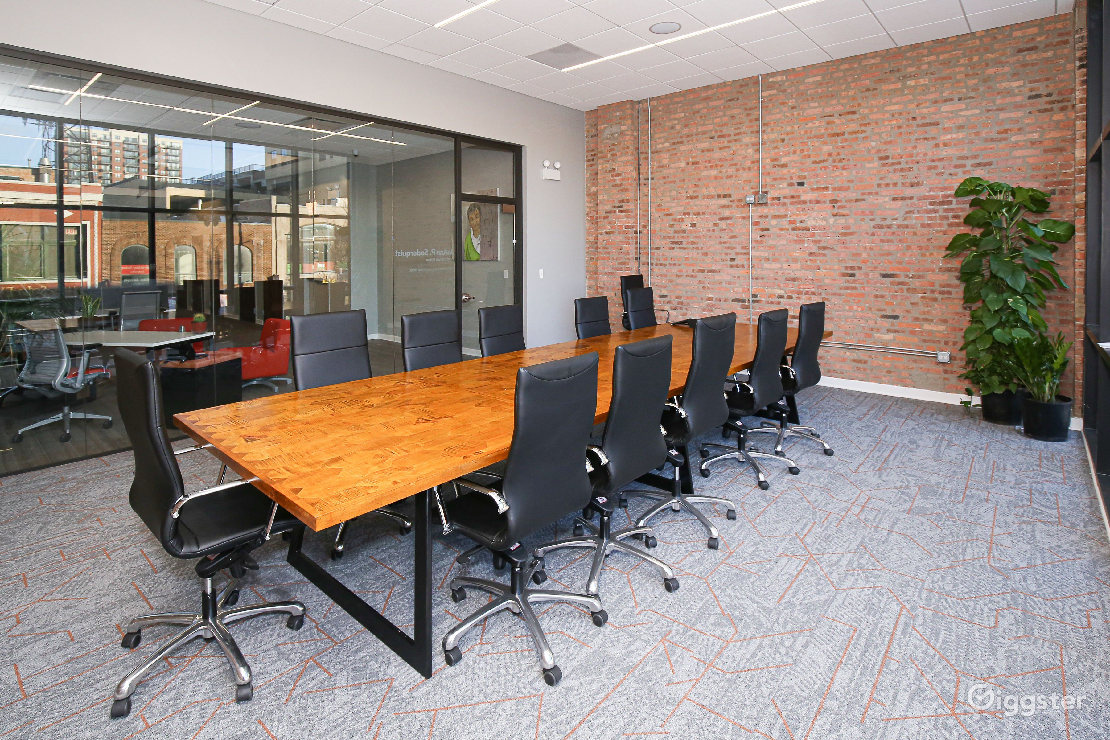 Floor-to-Ceiling Glass Walls Large Conference Room | Rent this location ...
