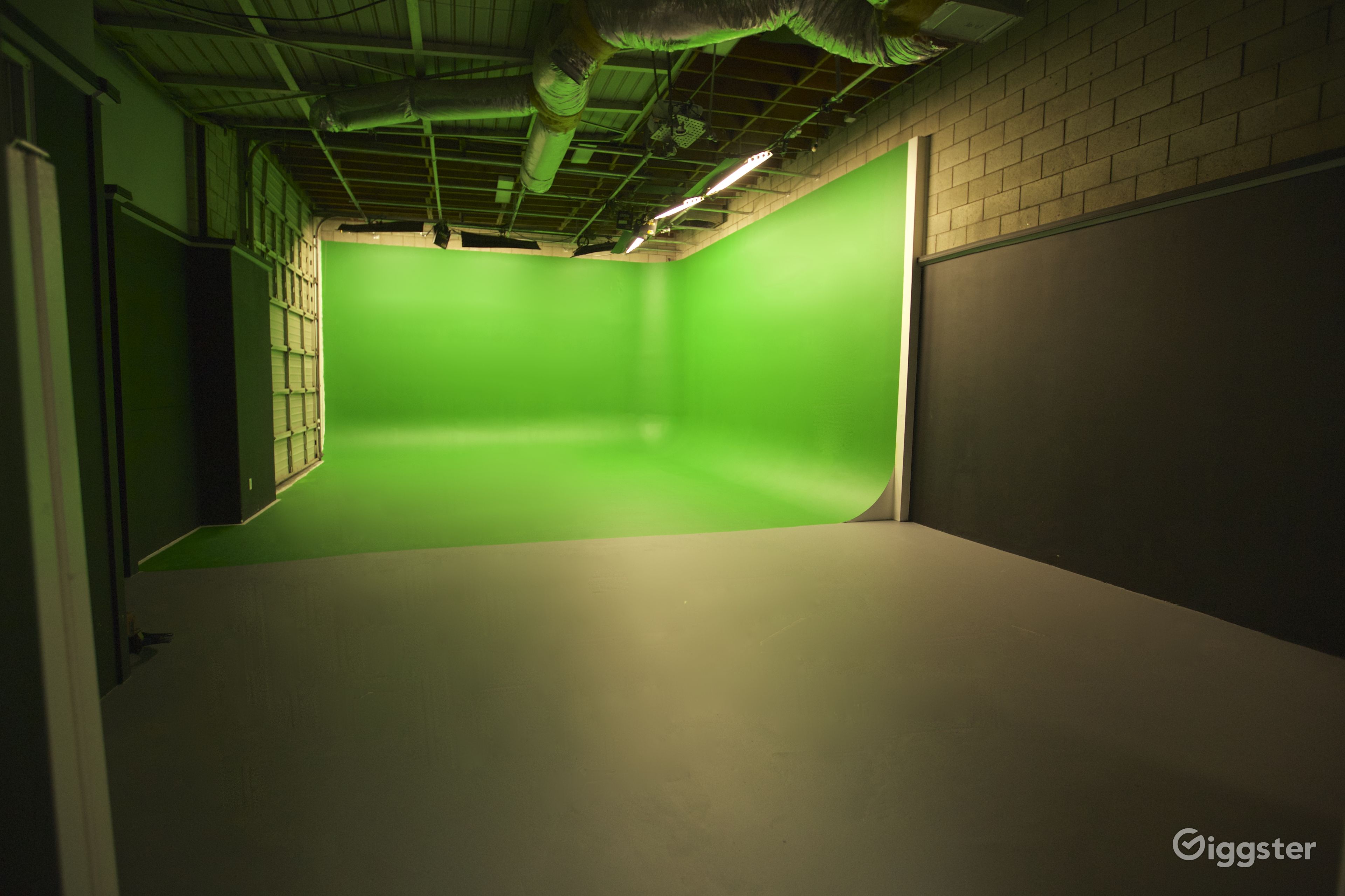 Beautiful Two Wall Cyc Studio | Rent this location on Giggster